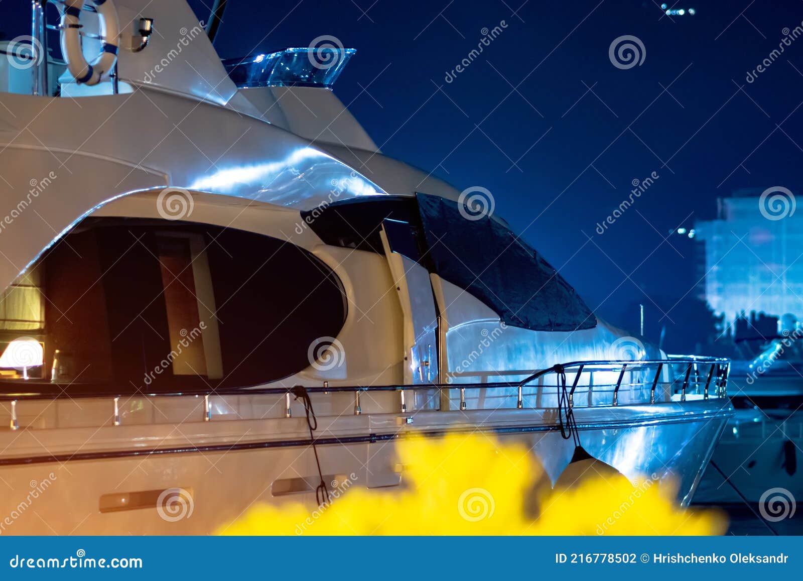 Teure Yachten Auf Dem Pier in Der Nacht. Seitenansicht Stockfoto - Bild ... Teure Yachten Auf Dem Pier in Der Nacht. Seitenansicht Stockfoto - Bild ...