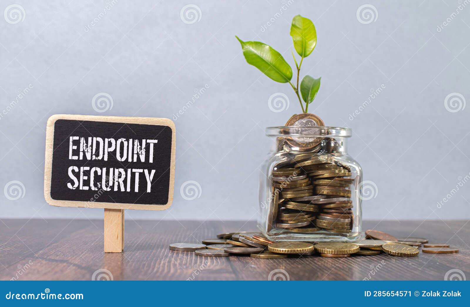 Text ENDPOINT SECURITY on Brown Paper Notepad in Businessman Hands in ...