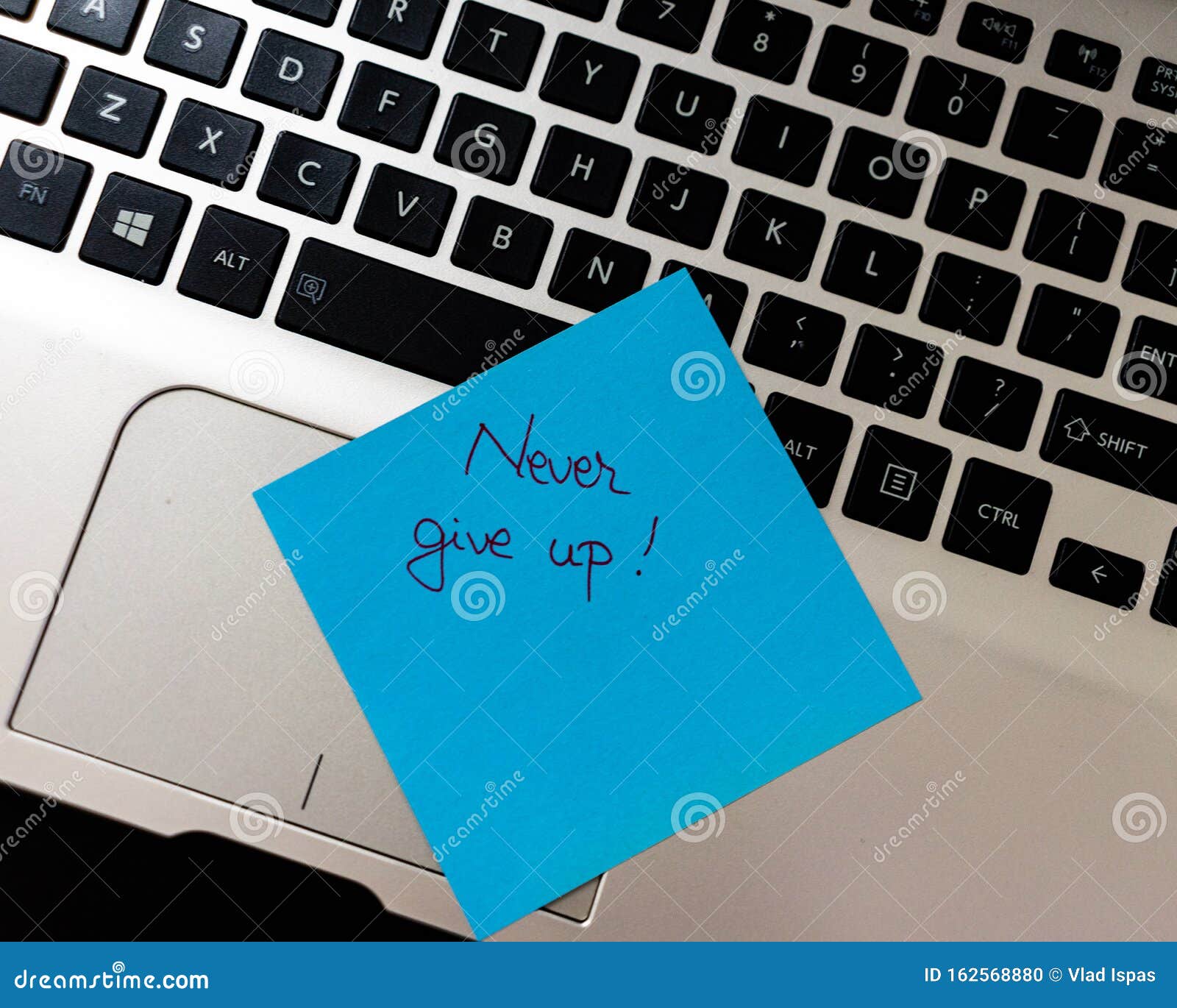 Text Never Give Up on Sticky Note. Blue Sticky Note on Keyboard ...