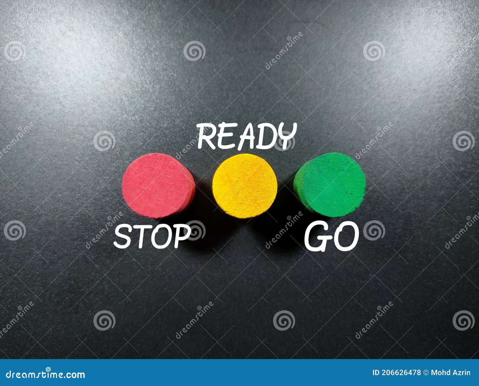 Text Stop Ready Go with Block Cilindro on a Black Background. Foto de ...