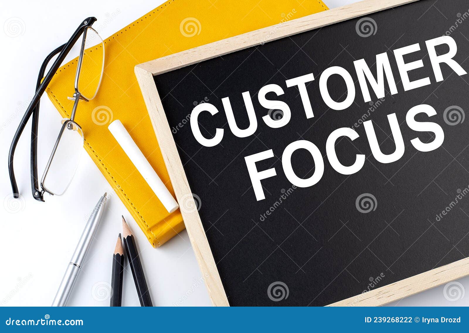 Texte Du Focus Client Sur Le Tableau Noir Avec Crayon De Stylo Du Bloc ...