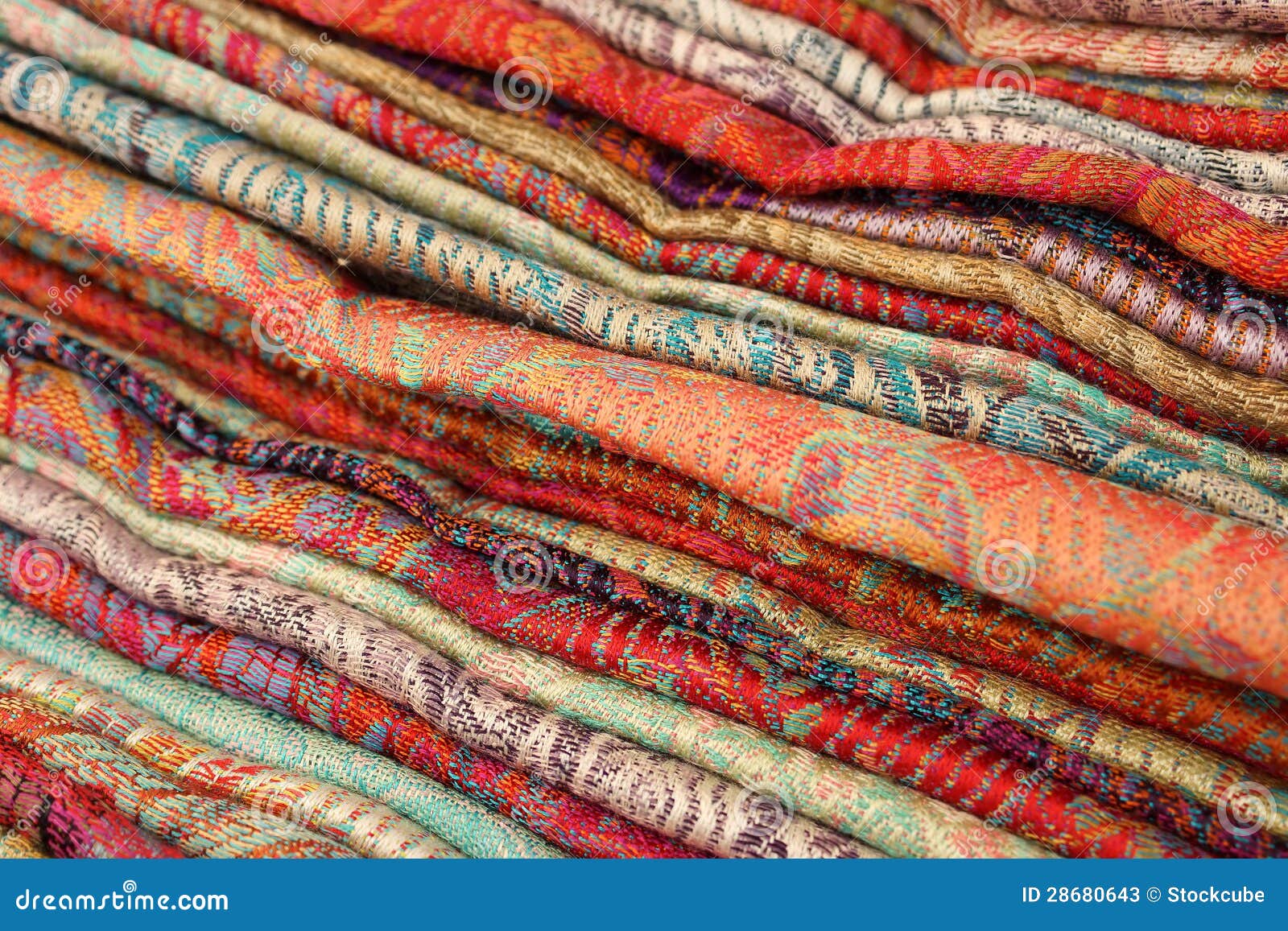 Textiel bij de markt stock afbeelding. Image of helder - 28680643