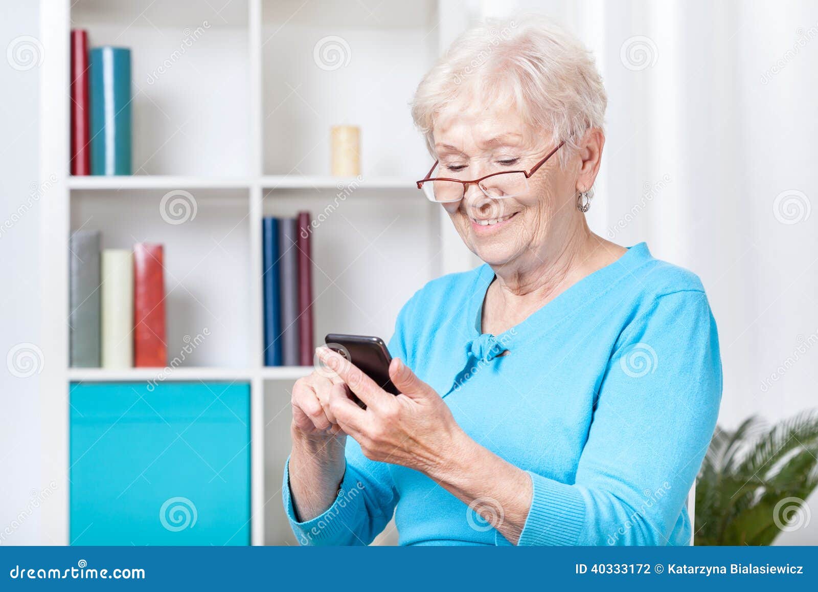 Texting senior stock photo. Image of cellphone, relax - 40333172