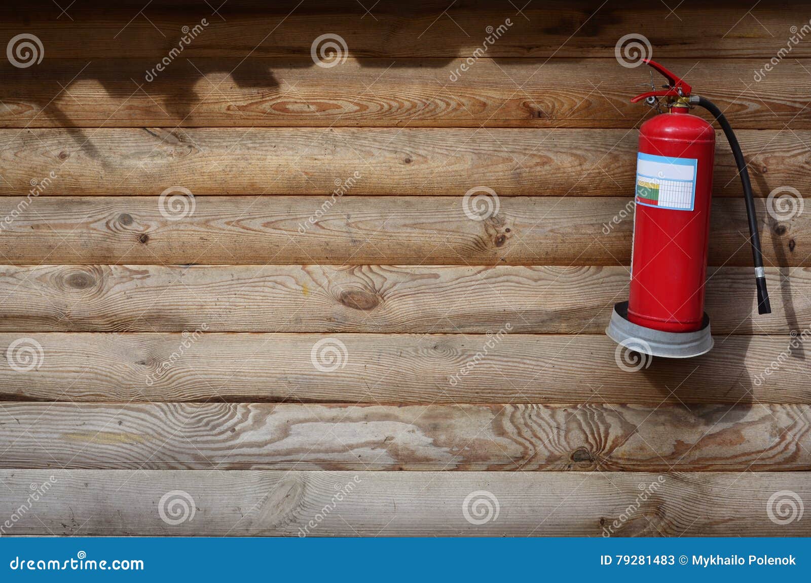 Textura De Madera De La Pared Con El Extintor Imagen de archivo ...