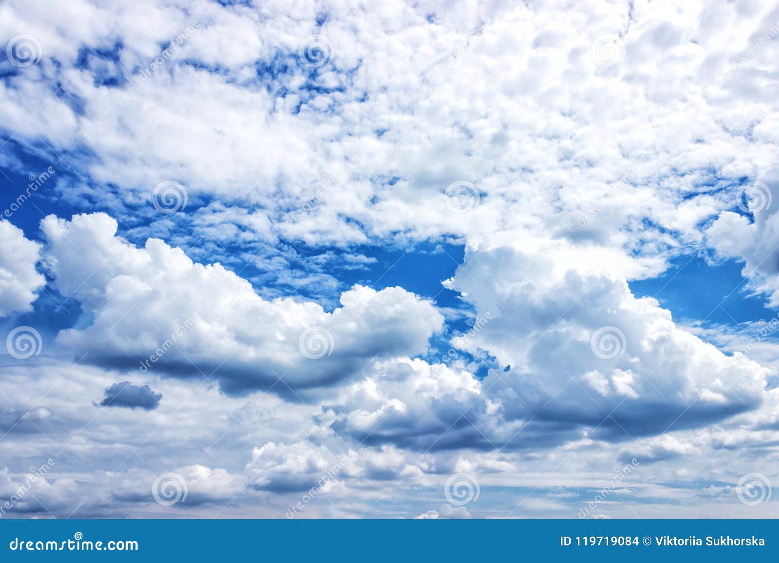 Textura De Uma Nuvem Nas Nuvens Brancas E Azuis Do Céu Foto de Stock ...