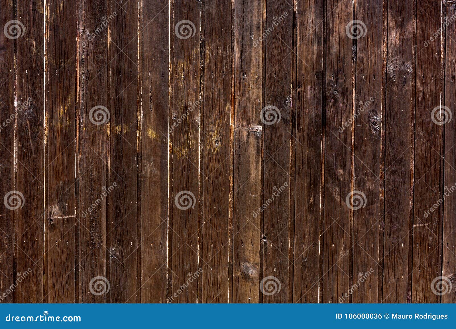 Texture en bois de mur photo stock. Image du coloré - 106000036