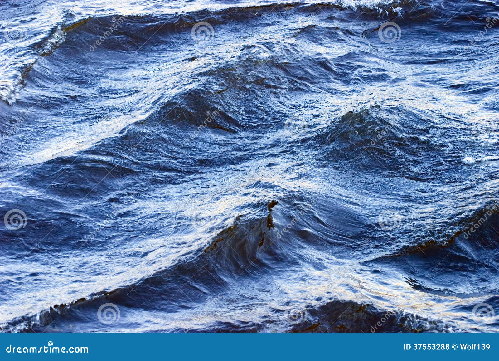 Texture et vagues de l'eau photo stock. Image du baisse - 37553288