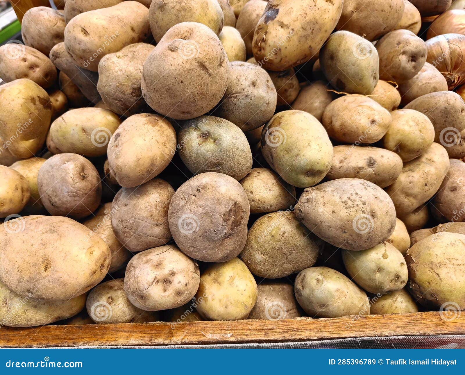 Pile Of Potatoes Lying On Wooden Boards. Fresh Healthy Potato Stock ...