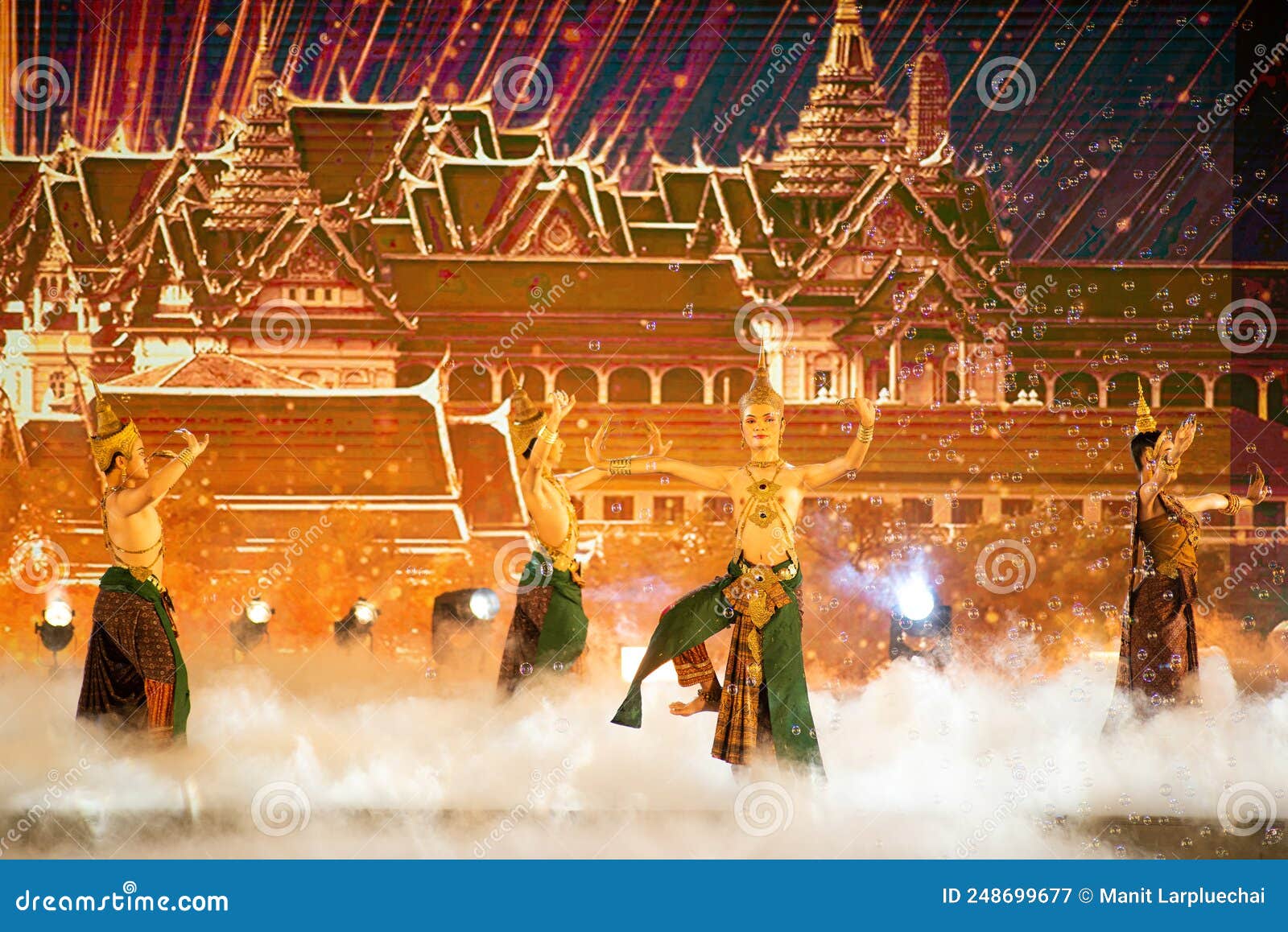 Thai Dancer in the Parade of Traditional Modern Thai Dancing Show on ...