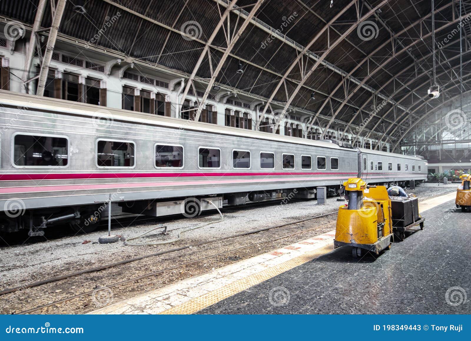 Thai Express Train in Bangkok Station Editorial Stock Photo - Image of ...