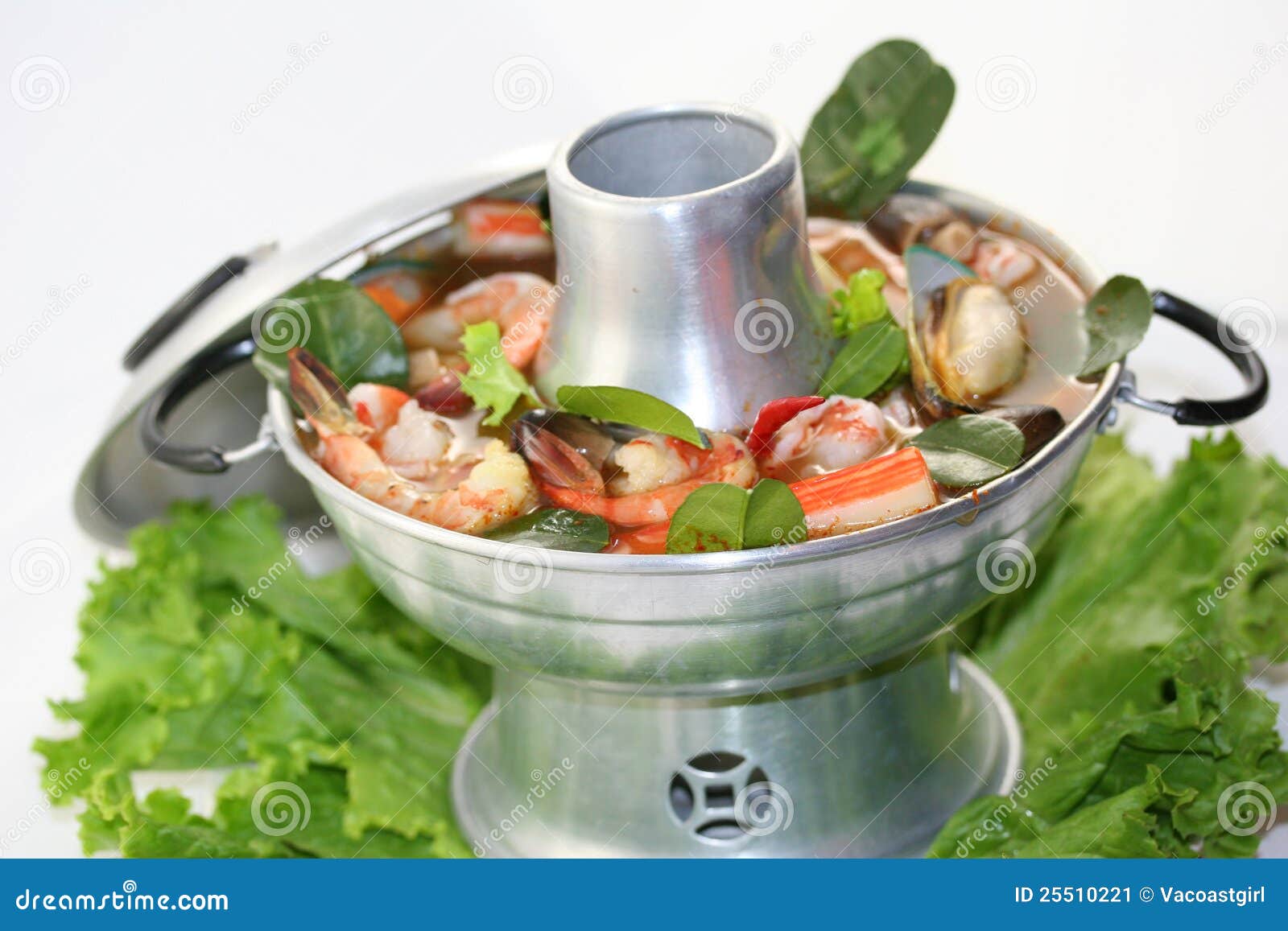 Thaise Tom Yum Hot Pot stock afbeelding. Image of zeevruchten - 25510221
