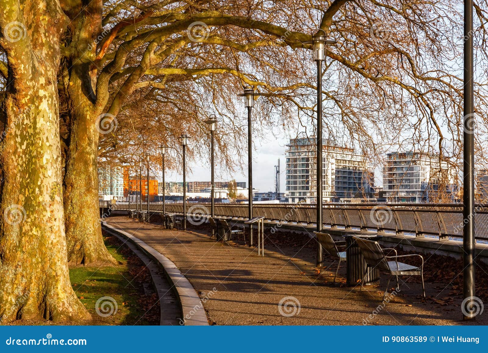 Thames Path at Island Gardens Stock Image - Image of fall, bridle: 90863589