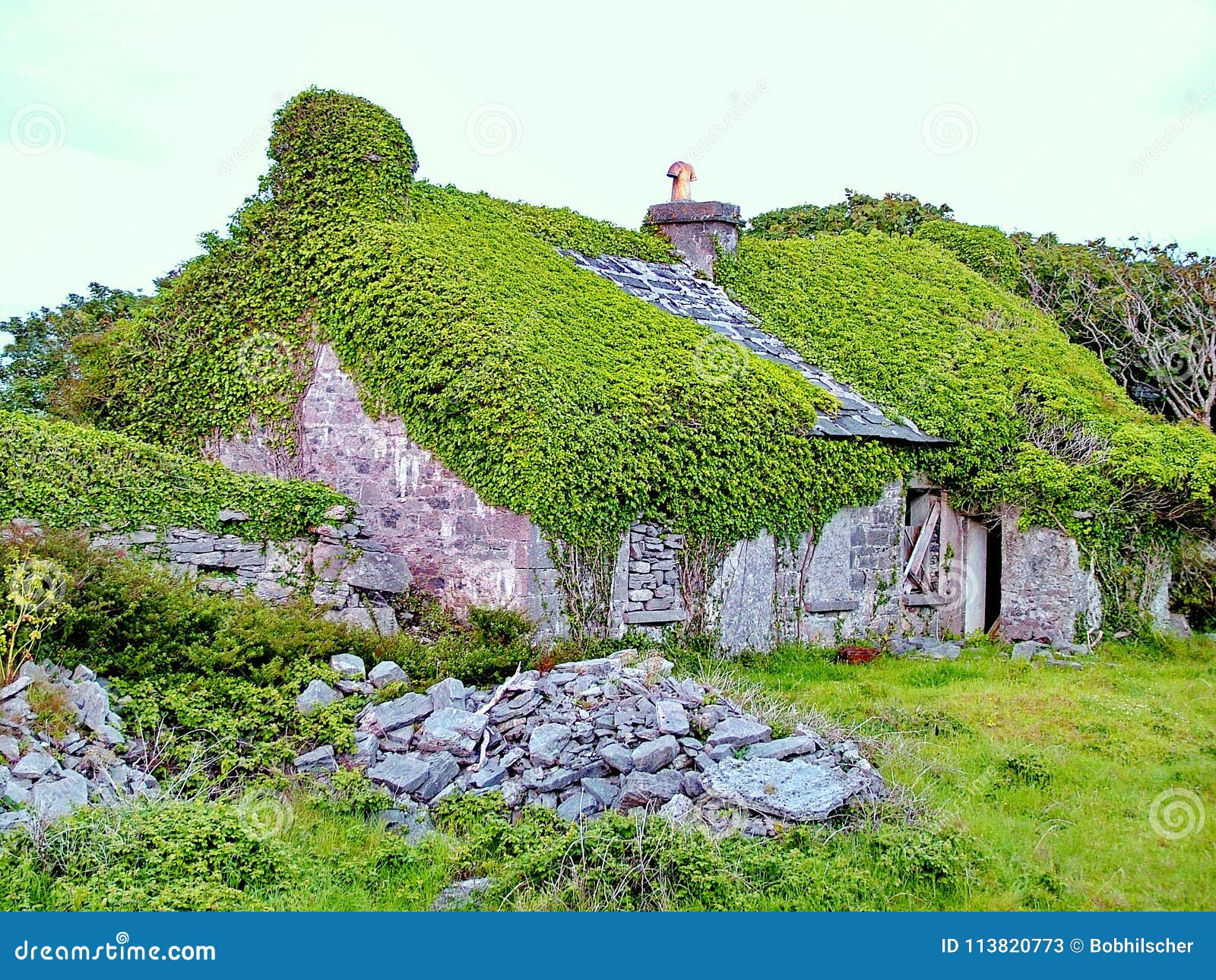 Thatched Cottage on Inis Mor Stock Image - Image of grass, home: 113820773