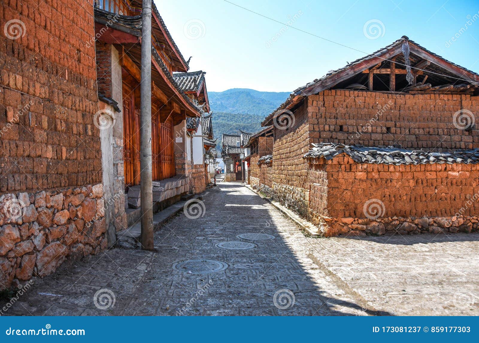 Thatched cottage editorial photography. Image of quaint - 173081237