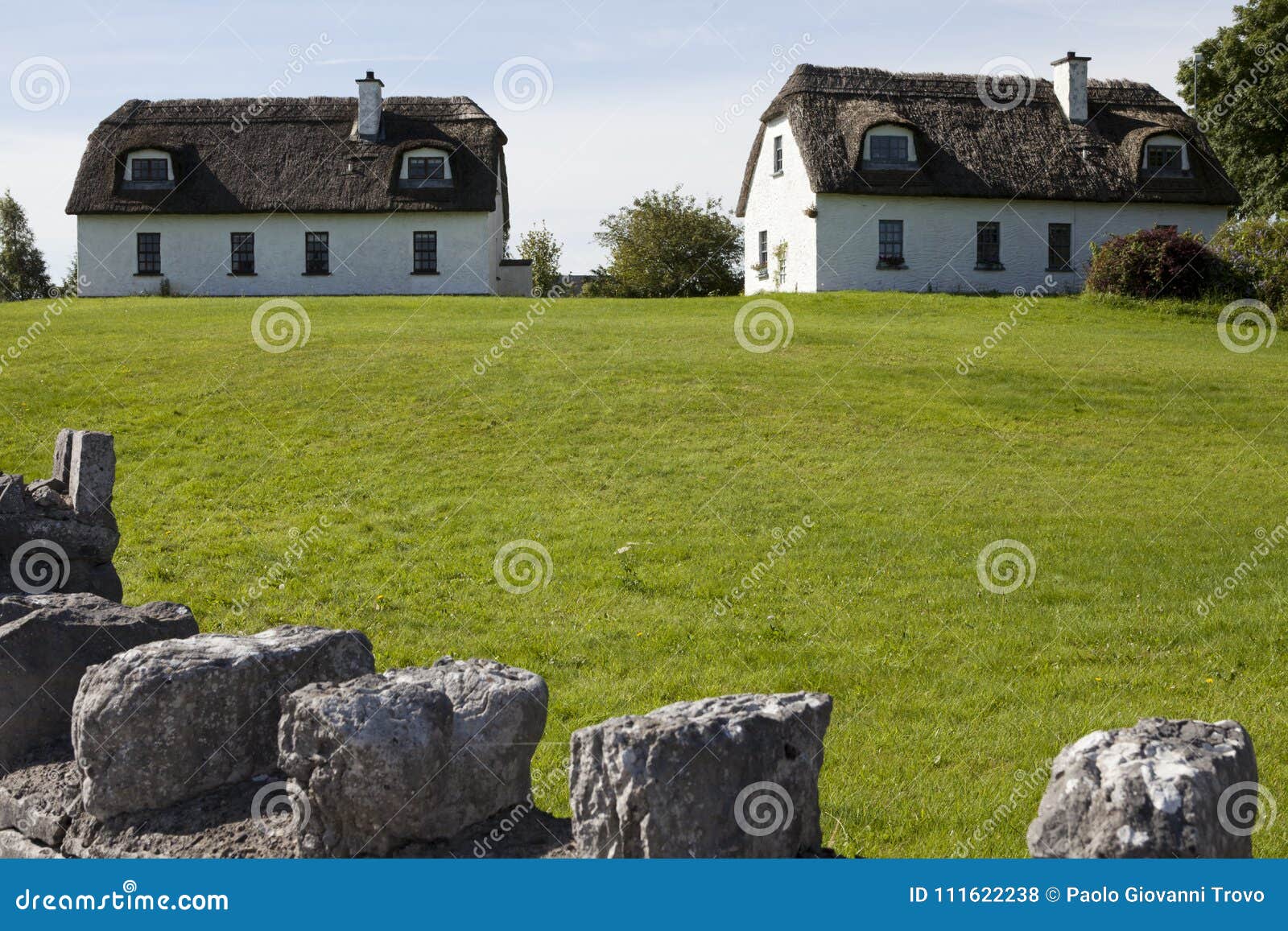 Thatched hustak redaktionell arkivfoto. Bild av län - 111622238