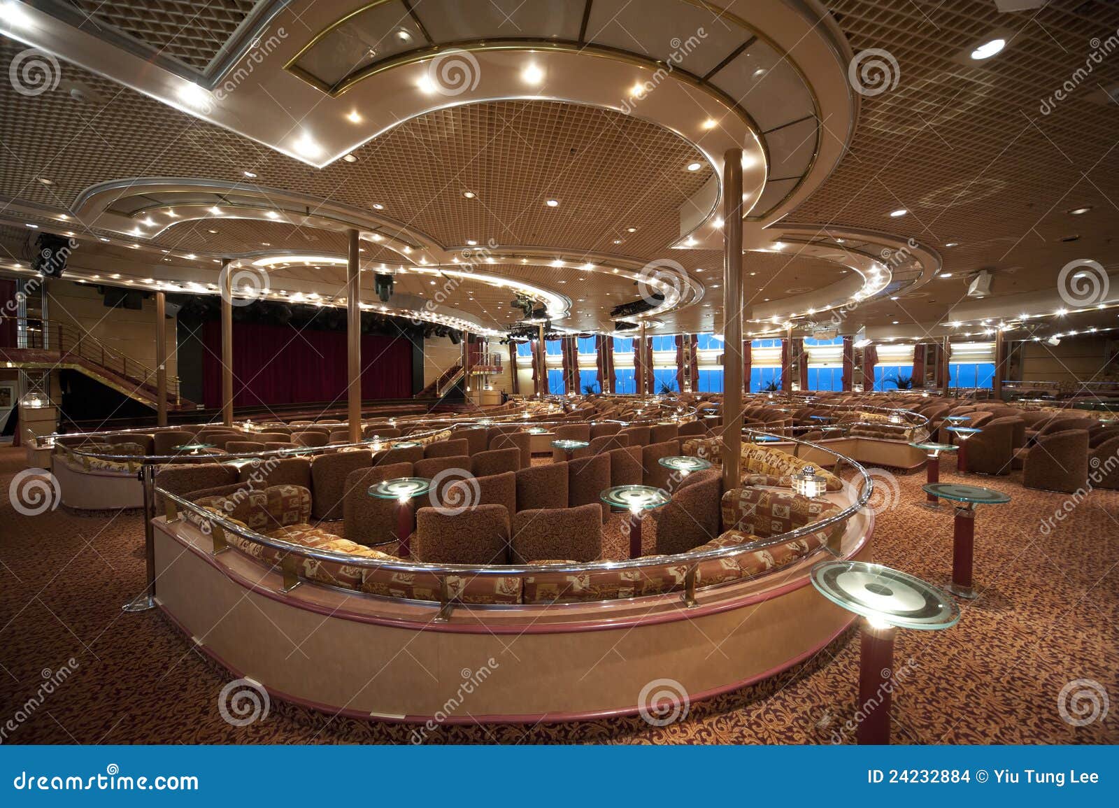 Theater Op Het Schip Van De Cruise Stock Foto - Image of club, vermaak ...