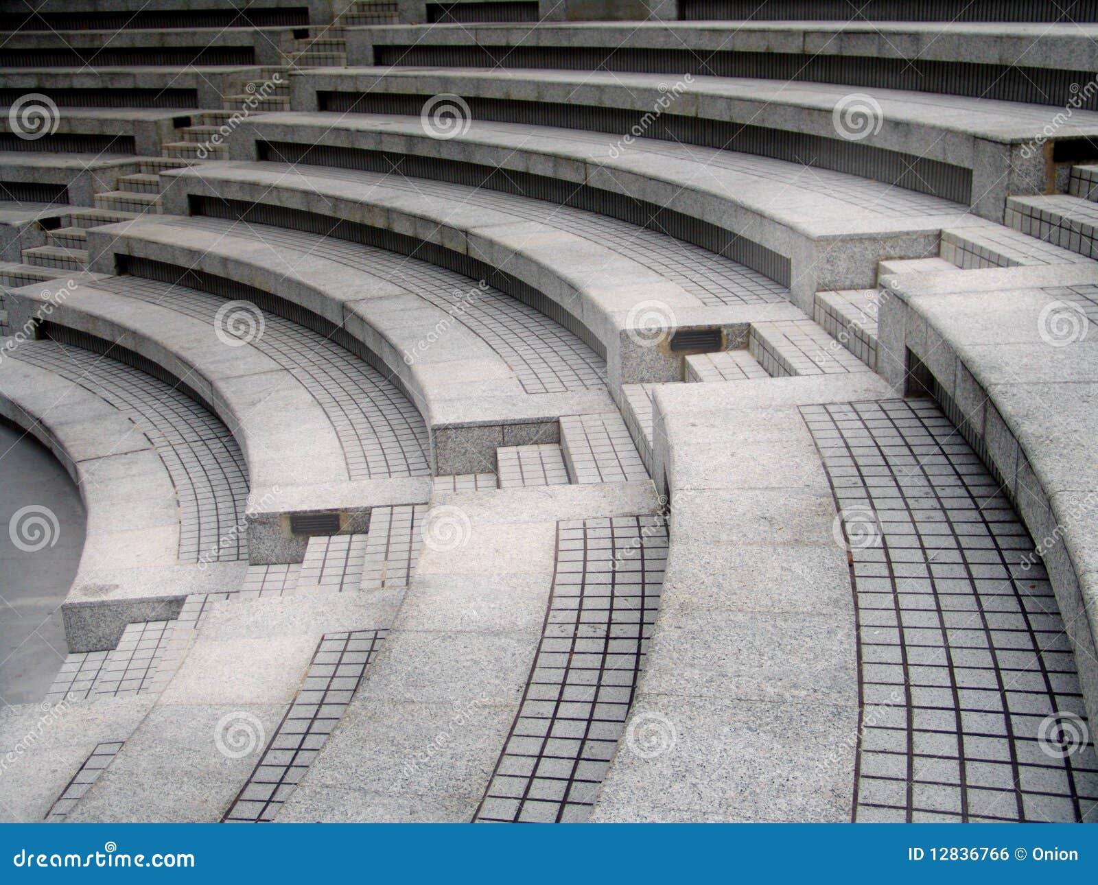 Theatersitze mit Treppen stockfoto. Bild von sitze, sinkflug - 12836766