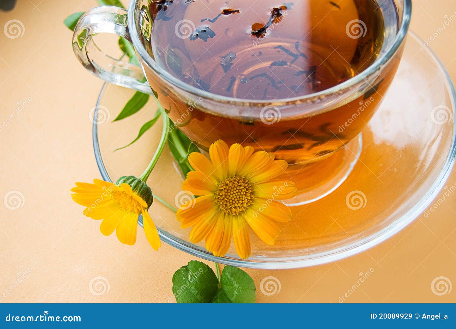 Thee met calendula stock afbeelding. Image of geneeskunde - 20089929