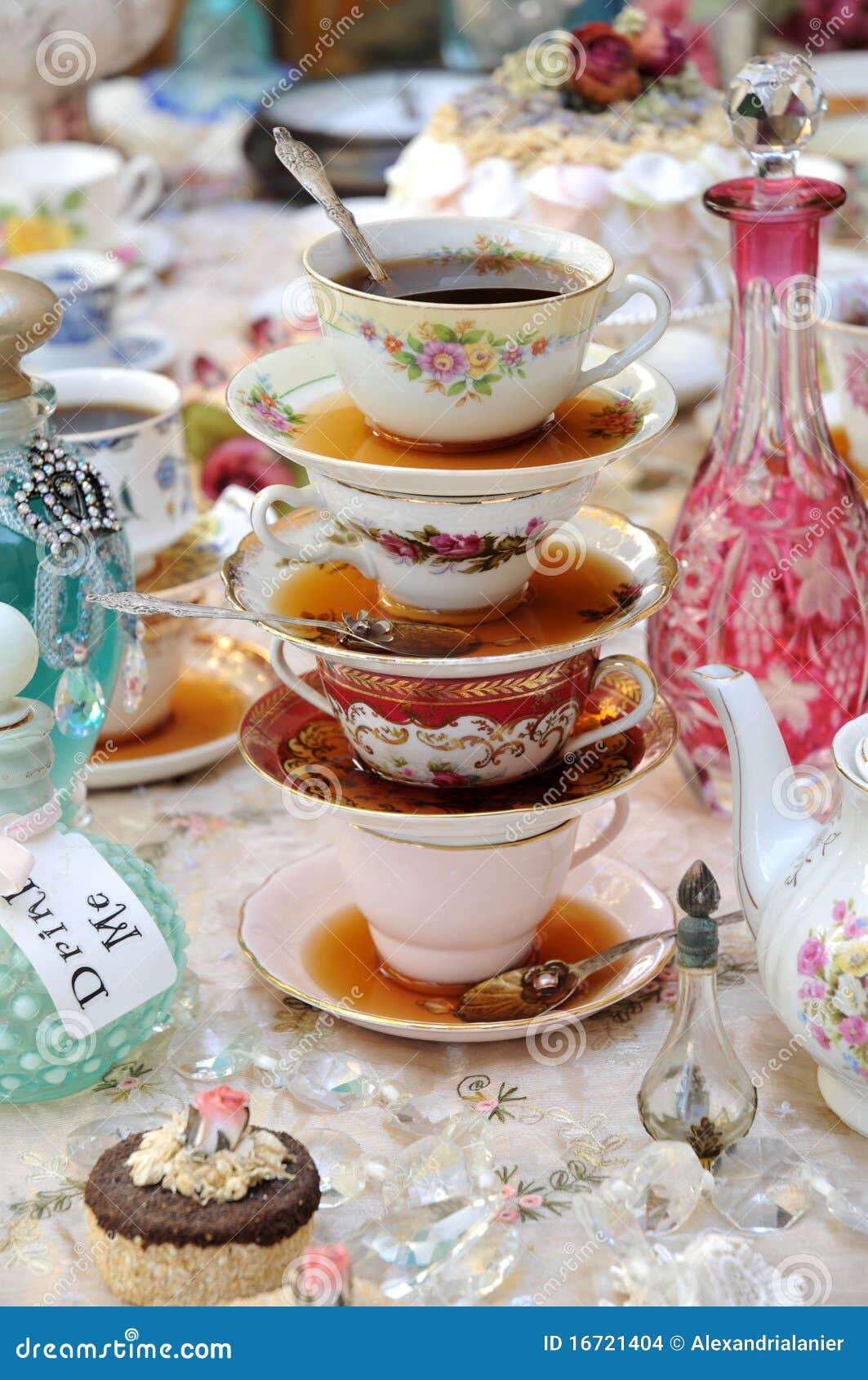 Theekopjes bij een Partij stock foto. Image of alijs - 16721404