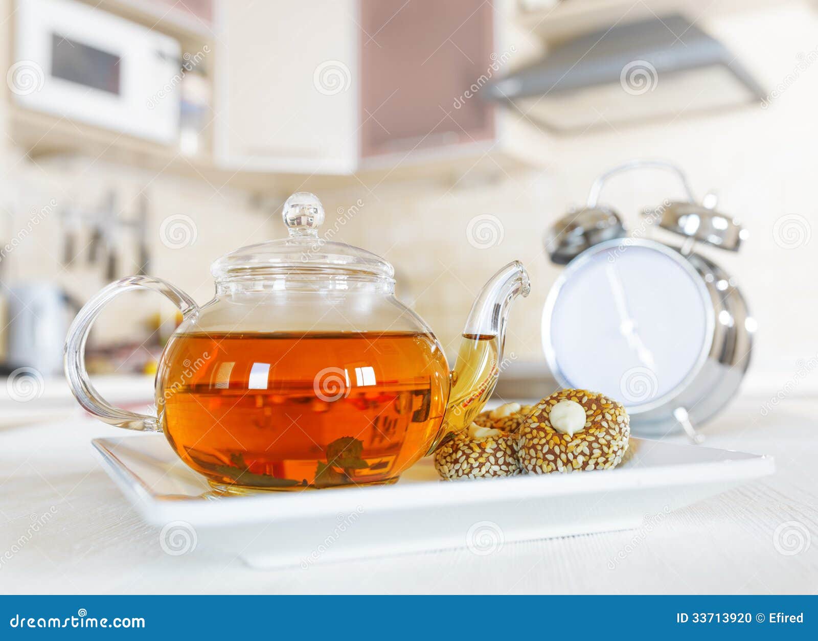 Theepot Verse Thee in Een Keuken Stock Foto - Image of leven, voorwerp ...