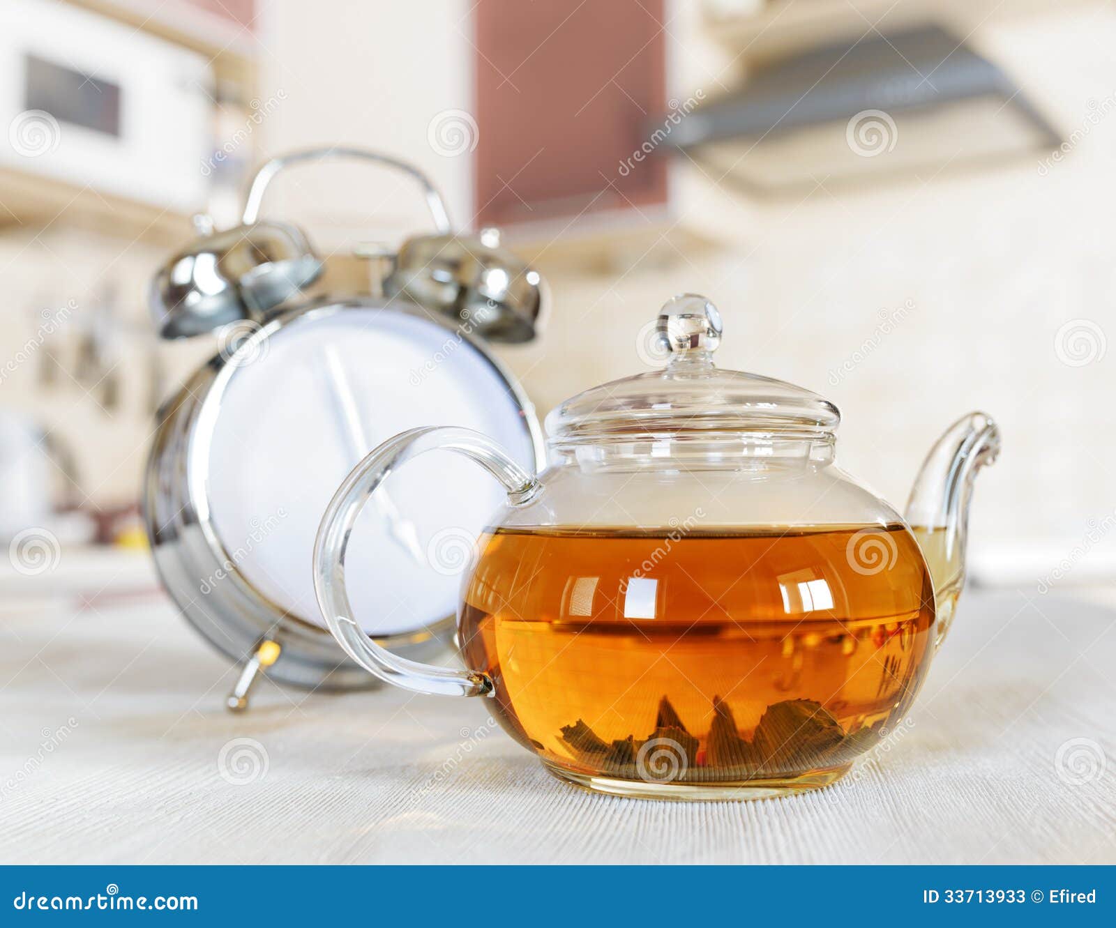 Theepot Verse Thee in Een Keuken Stock Afbeelding - Image of licht ...