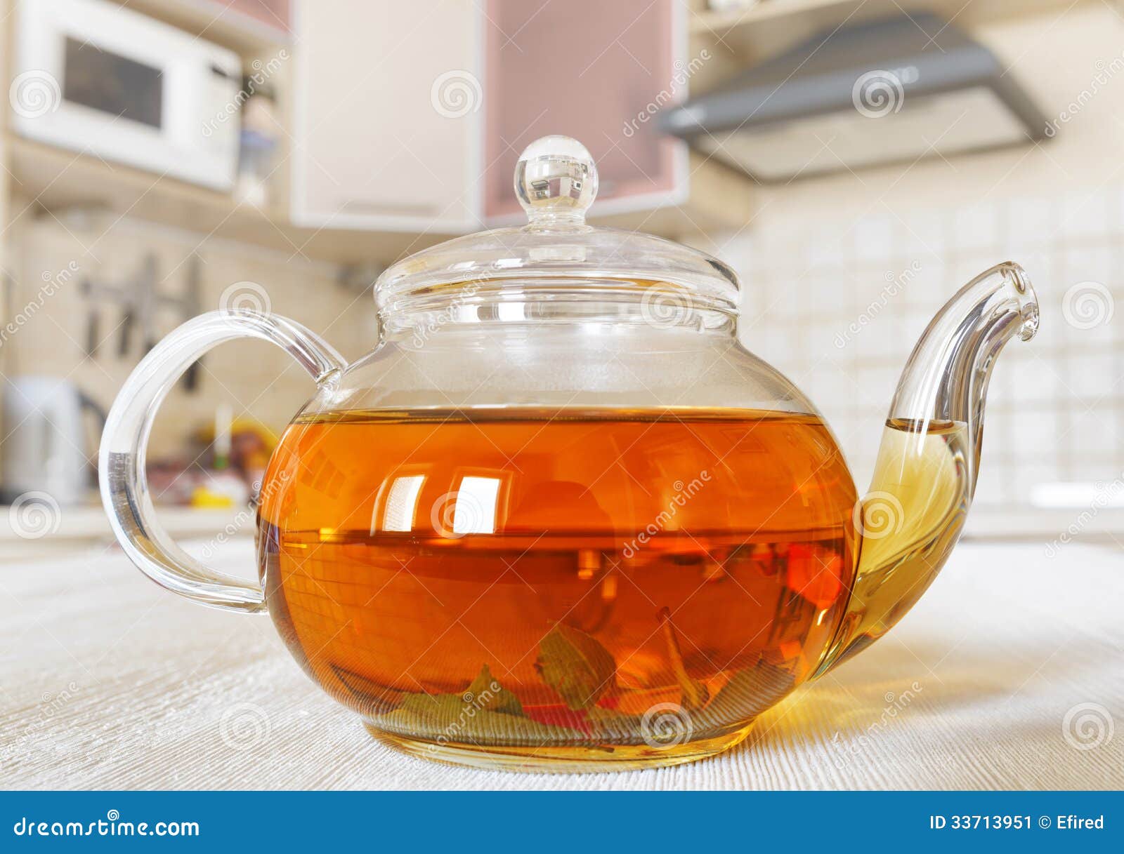 Theepot Verse Thee in Een Keuken Stock Afbeelding - Image of blad, heet ...