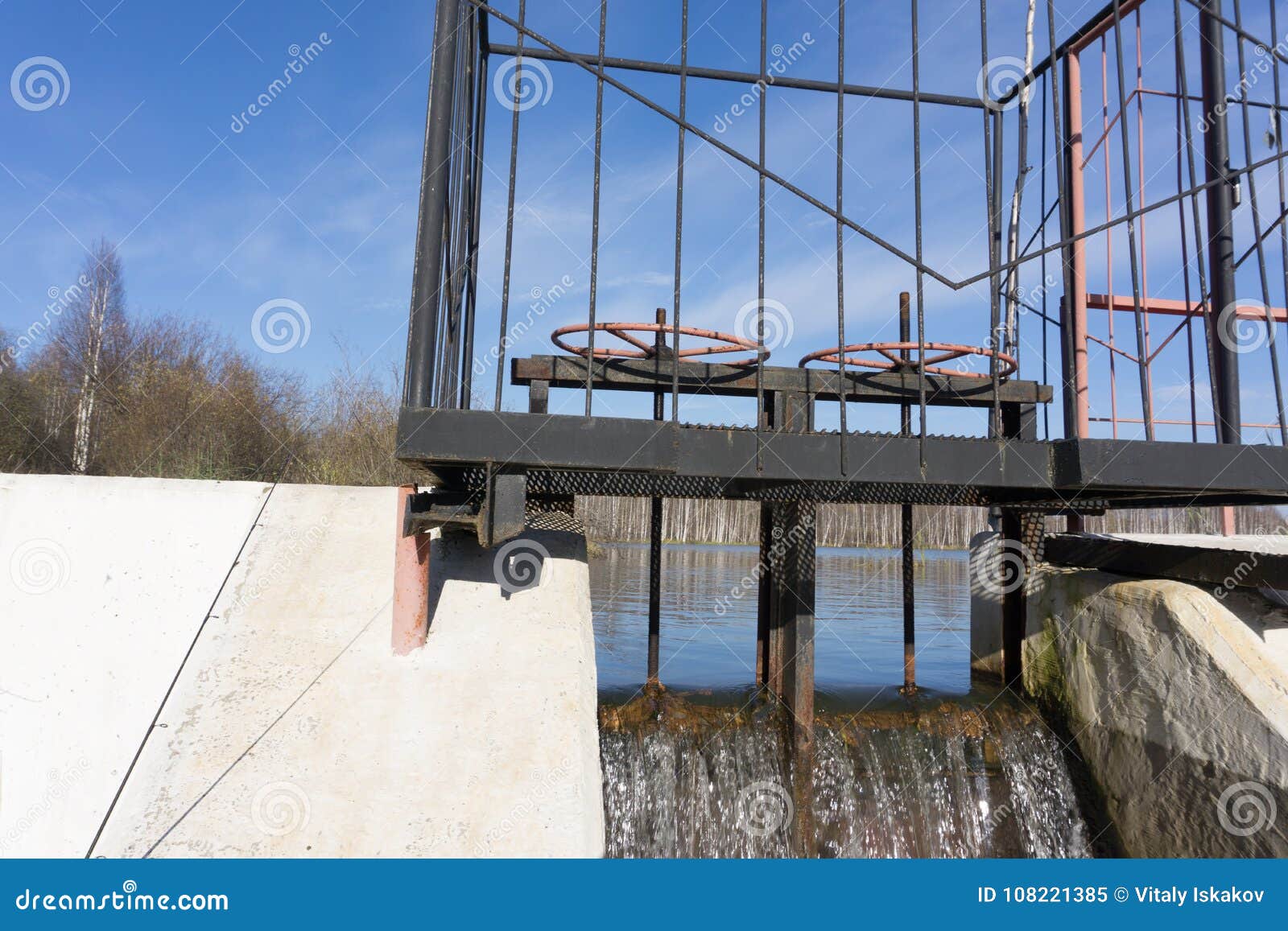 Thenmala Spillway Dam Overflowing of Water Flows . Stock Image - Image ...