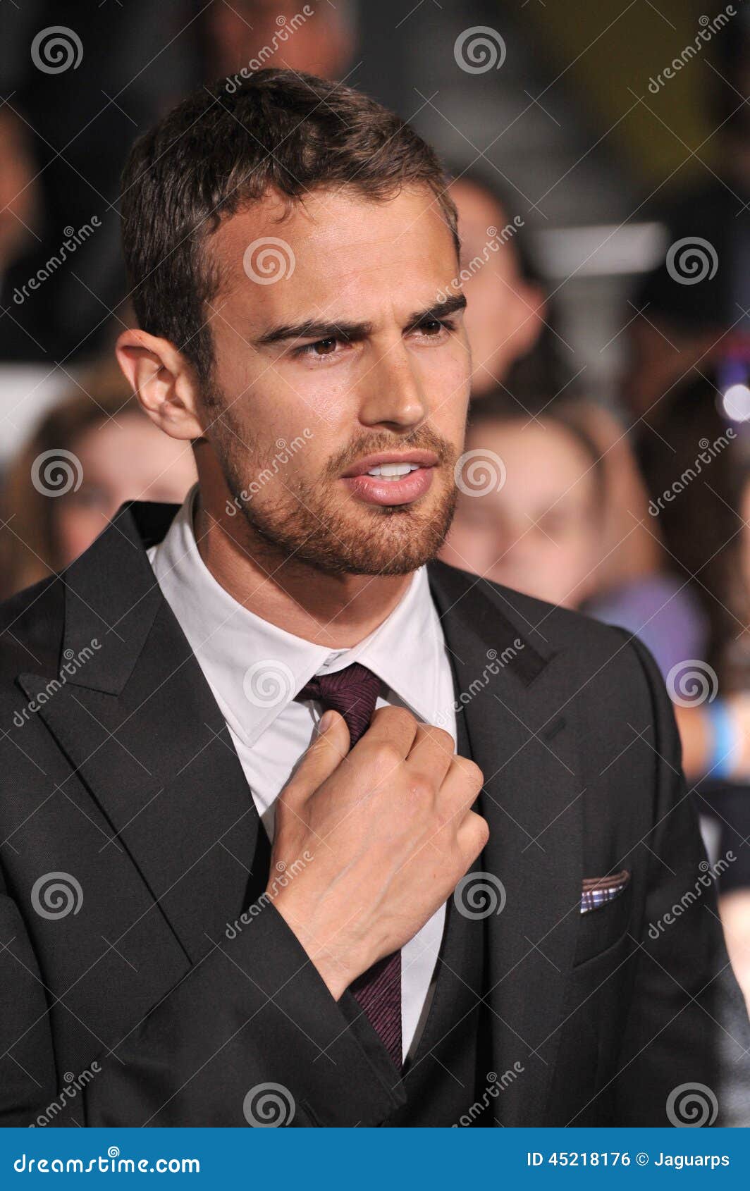 Theo James zdjęcie editorial. Obraz złożonej z hollywood - 45218176