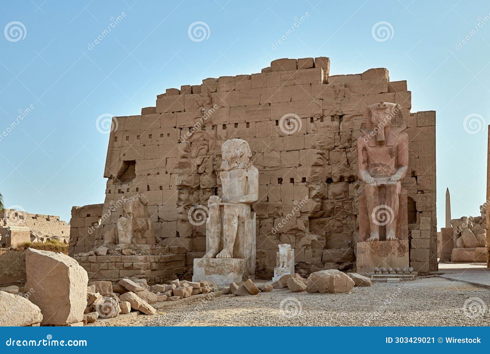 There are Some Statues of Men Standing Next To Each Other Editorial ...