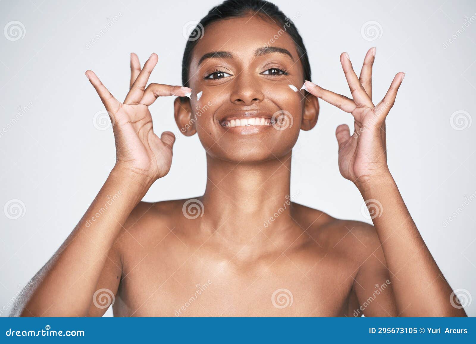 Theres Nothing More Beautiful Than Moisturised Skin A Beautiful Woman Applying Moisturiser To