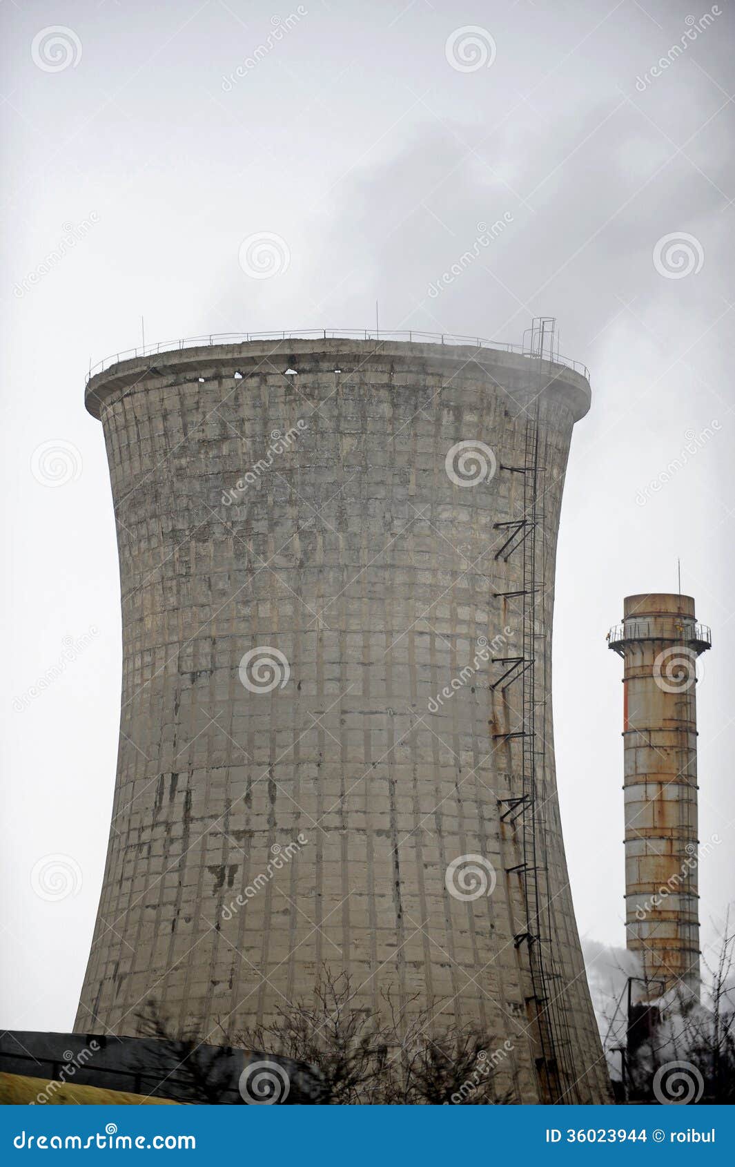 Thermo-elektrische Koeltoren Met Rook Stock Foto - Image of cilindrisch ...
