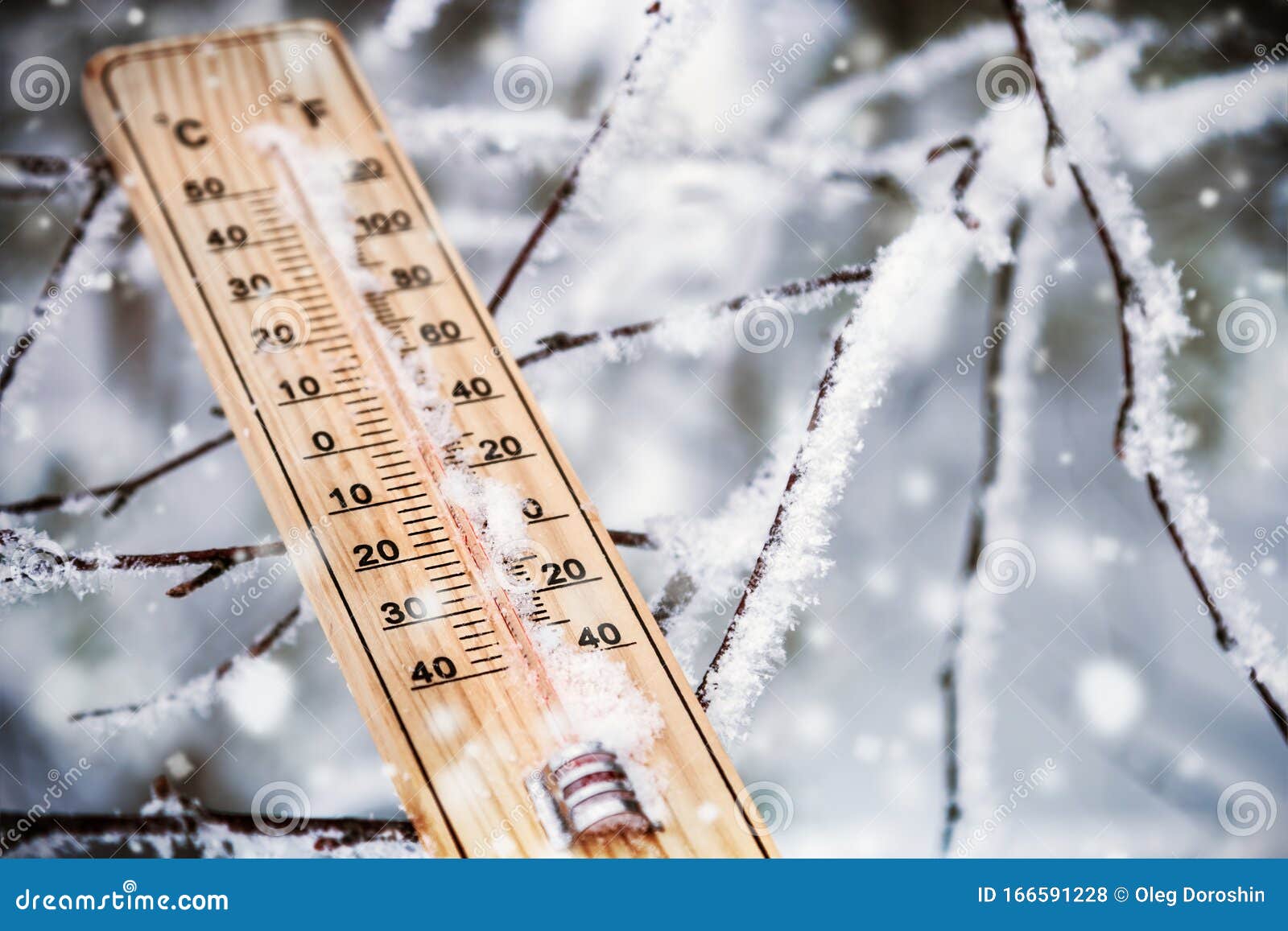 Thermometer with Plus Temperature Sticking Out of the Snow Stock Photo ...