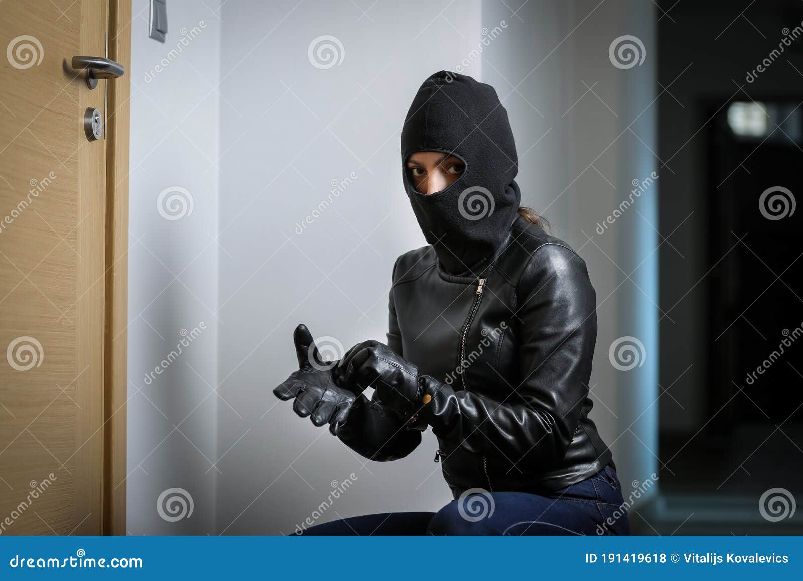 Thief Broke Into The Apartment House Robbery By Woman In A Black