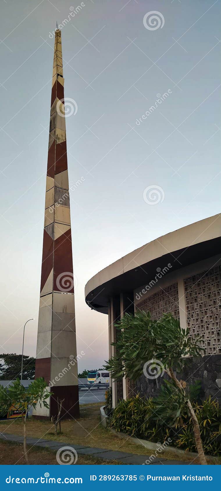 Thin tower-shaped building editorial image. Image of building - 289263785