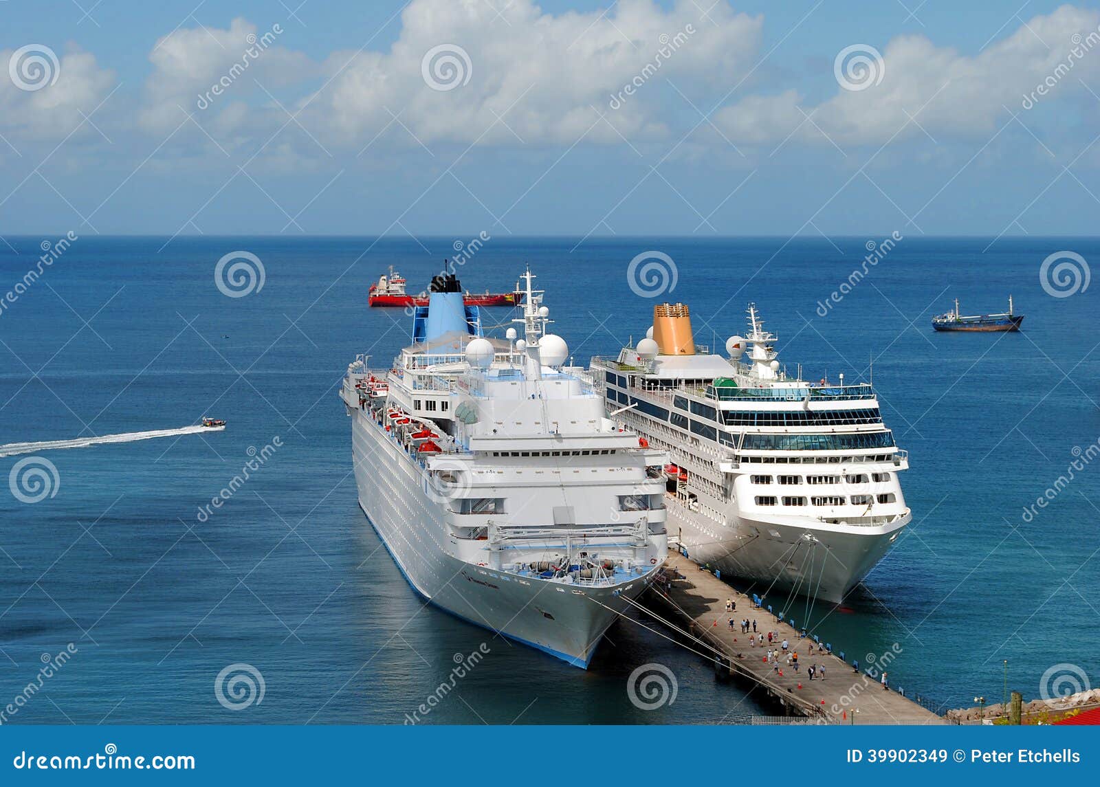 Thomson Dream- Und Adonia Cruise-Schiffe Redaktionelles Stockbild ...