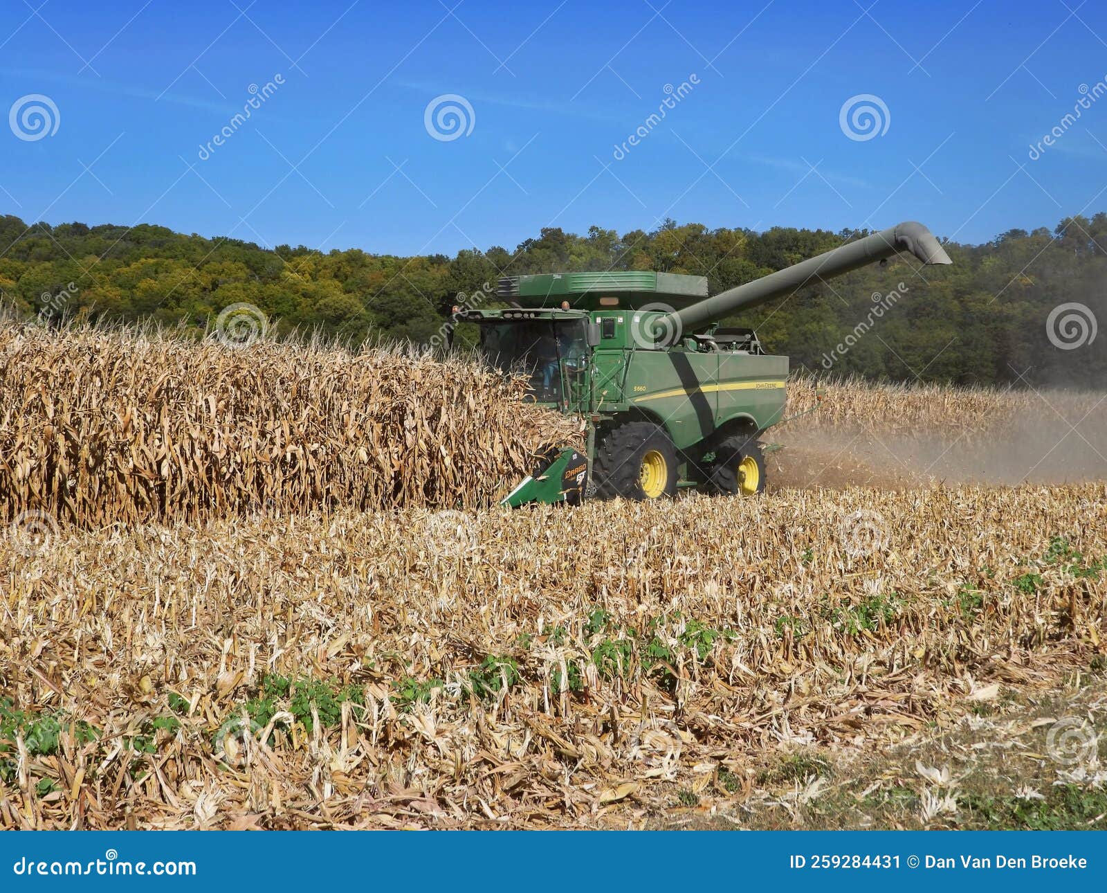 John Deere S660 Combine Harvesting Corn Editorial Photo - Image of ...
