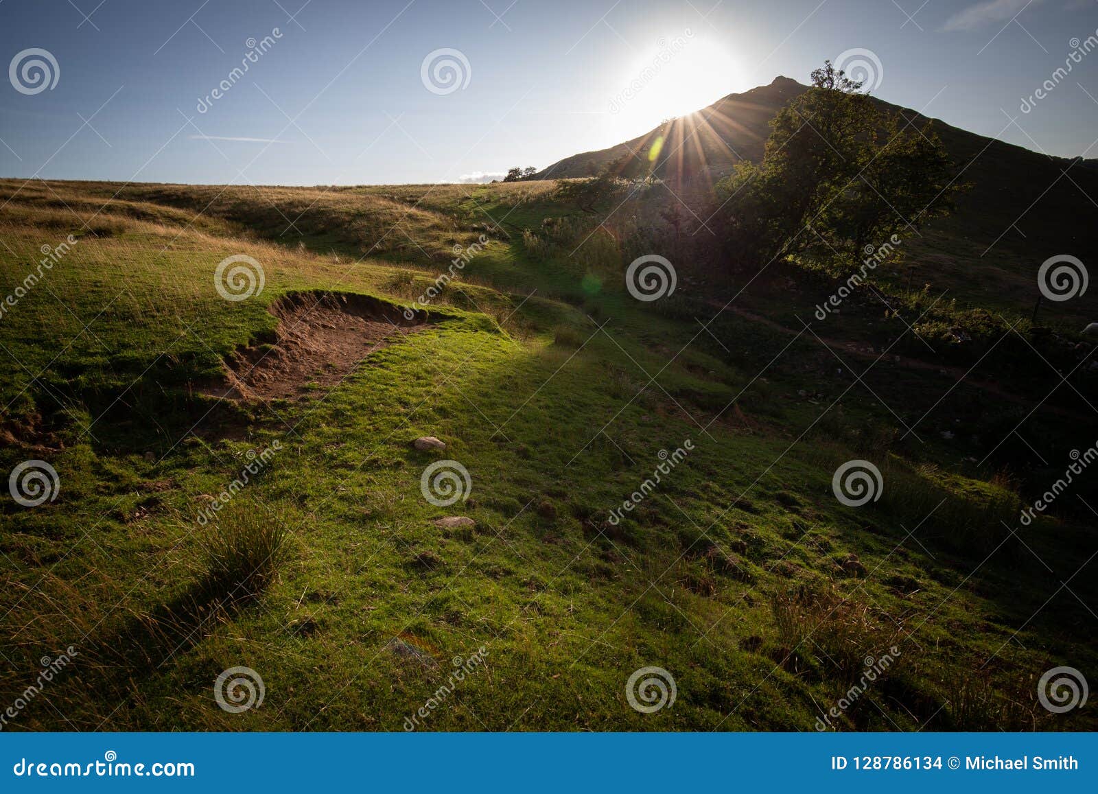 Thorpe Cloud, Summer Sun Dovedale, Peak District Stock Photo - Image of ...