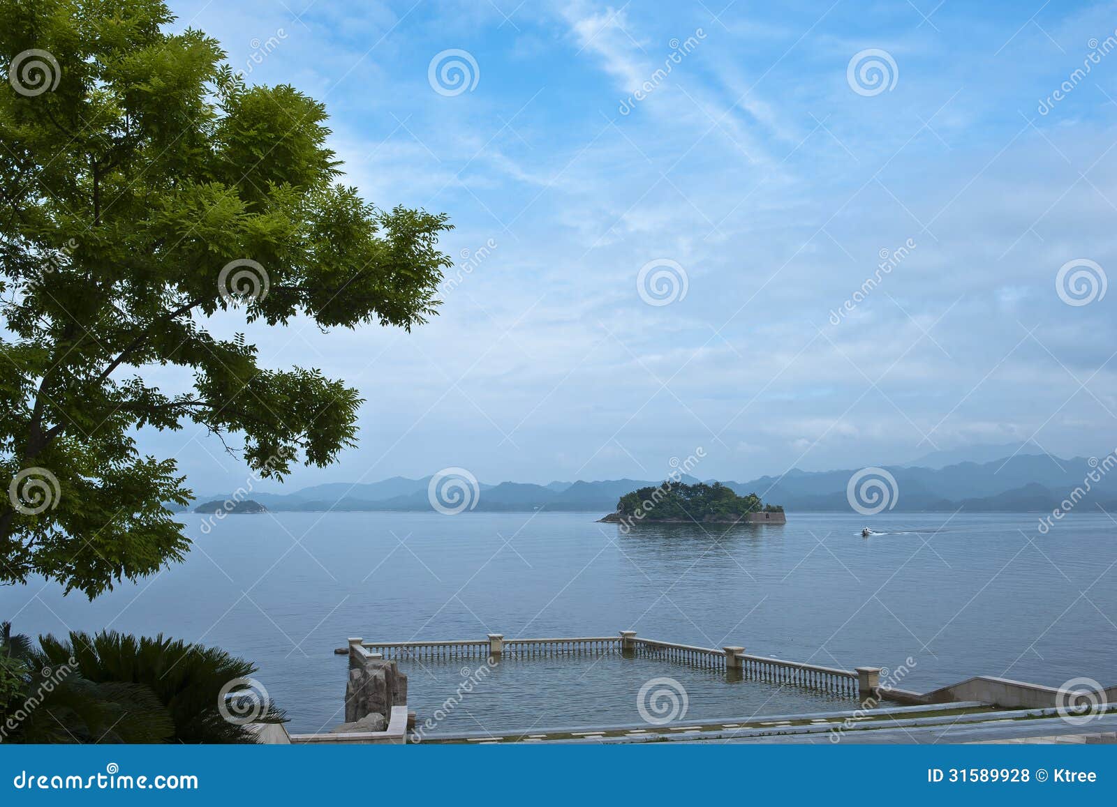 Thousand Islands Lake stock photo. Image of tour, autumn - 31589928