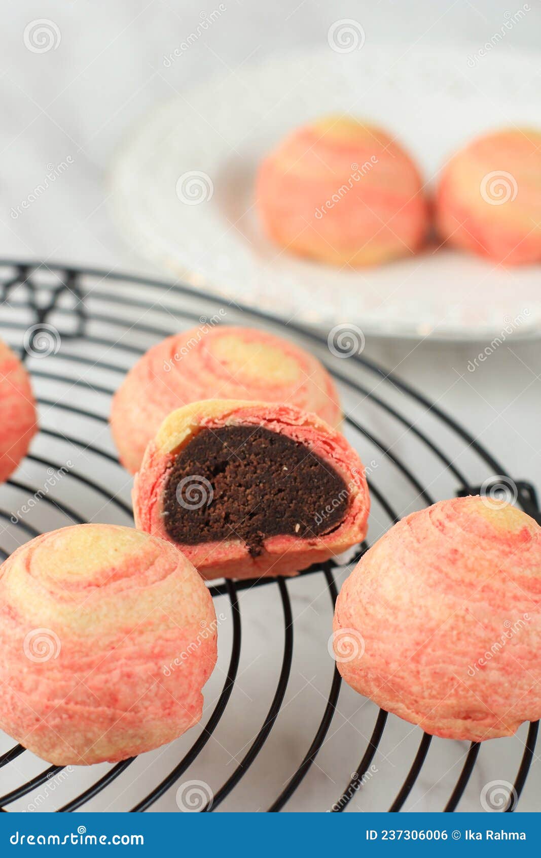 Thousand Layer Mooncake, Pastry Style Mooncakes Filled with Sweetened ...