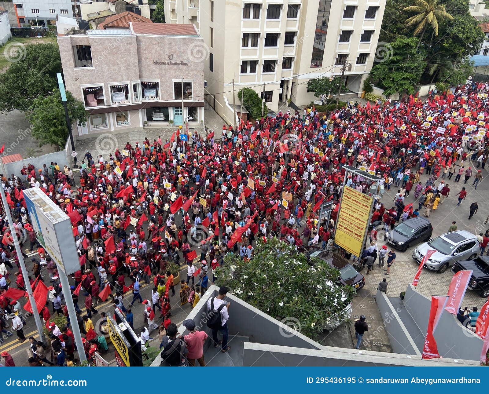 Thousand of people editorial image. Image of people - 295436195