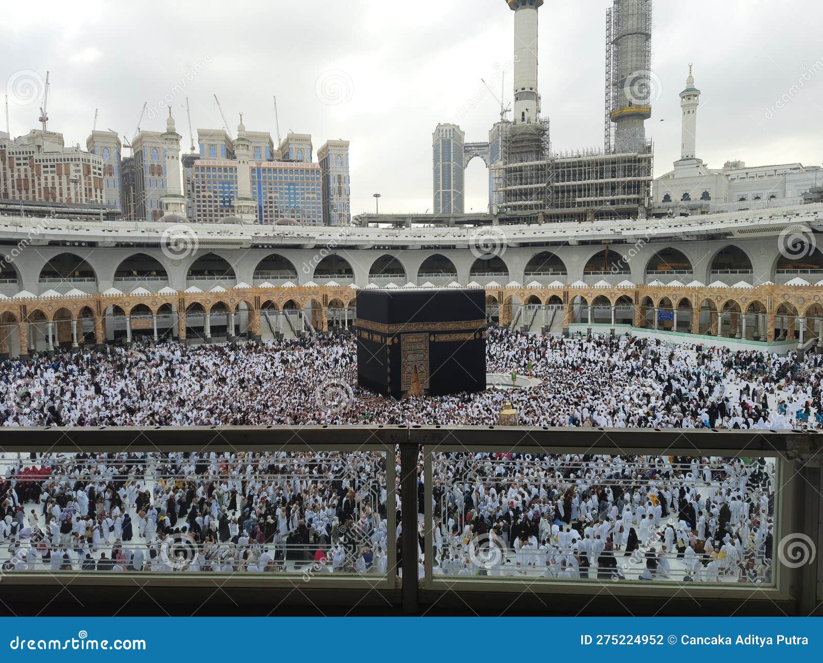 Thousands of People Perform Towaf in Front of the Kaaba Stock Photo ...