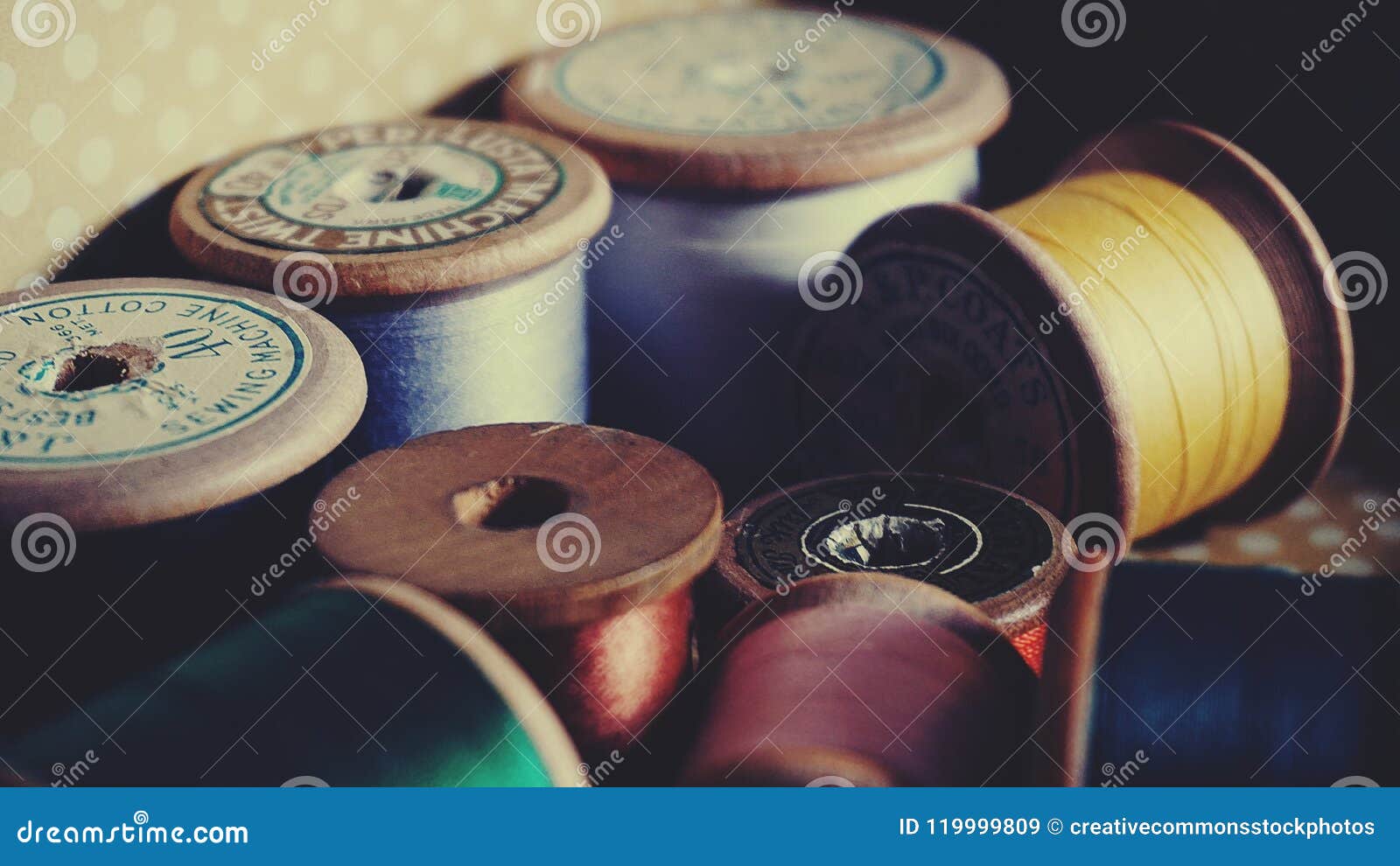 Threads De Cores Ordenadas Em Spools Imagem. Imagem: 119999809