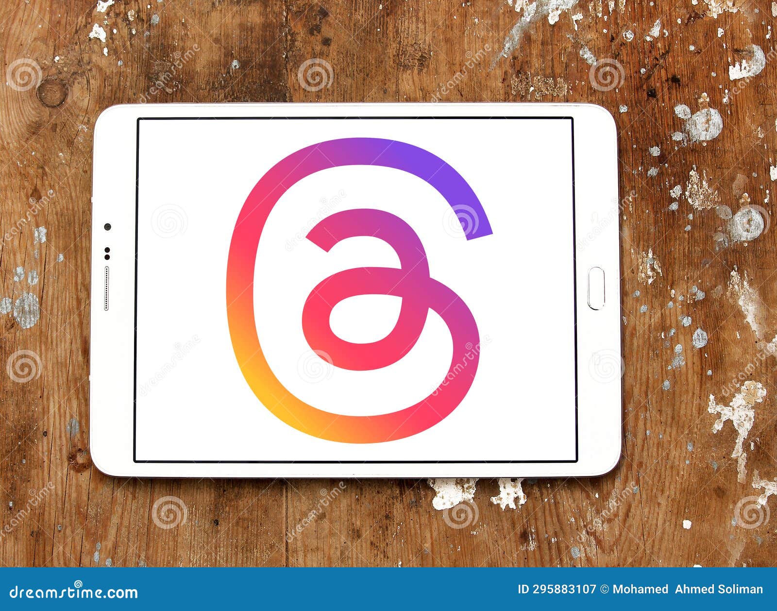 Threads social media logo editorial photography. Image of social ...