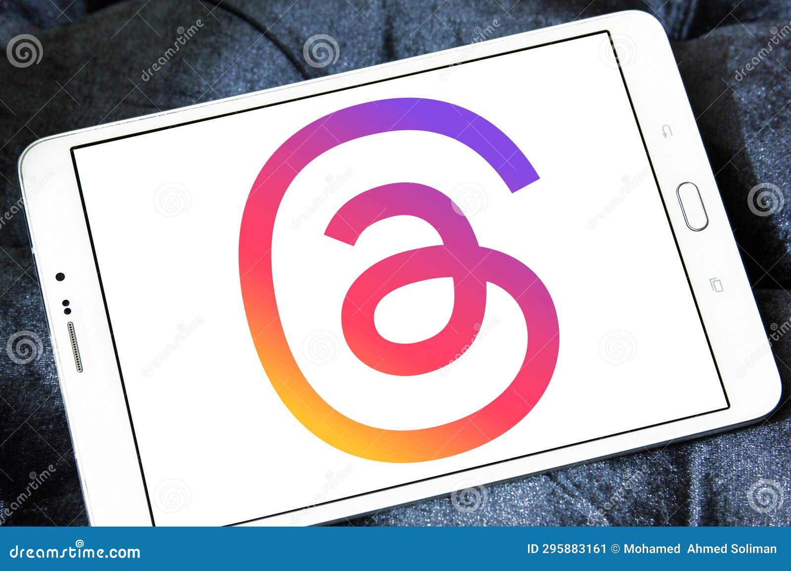 Threads social media logo editorial photo. Image of mania - 295883161