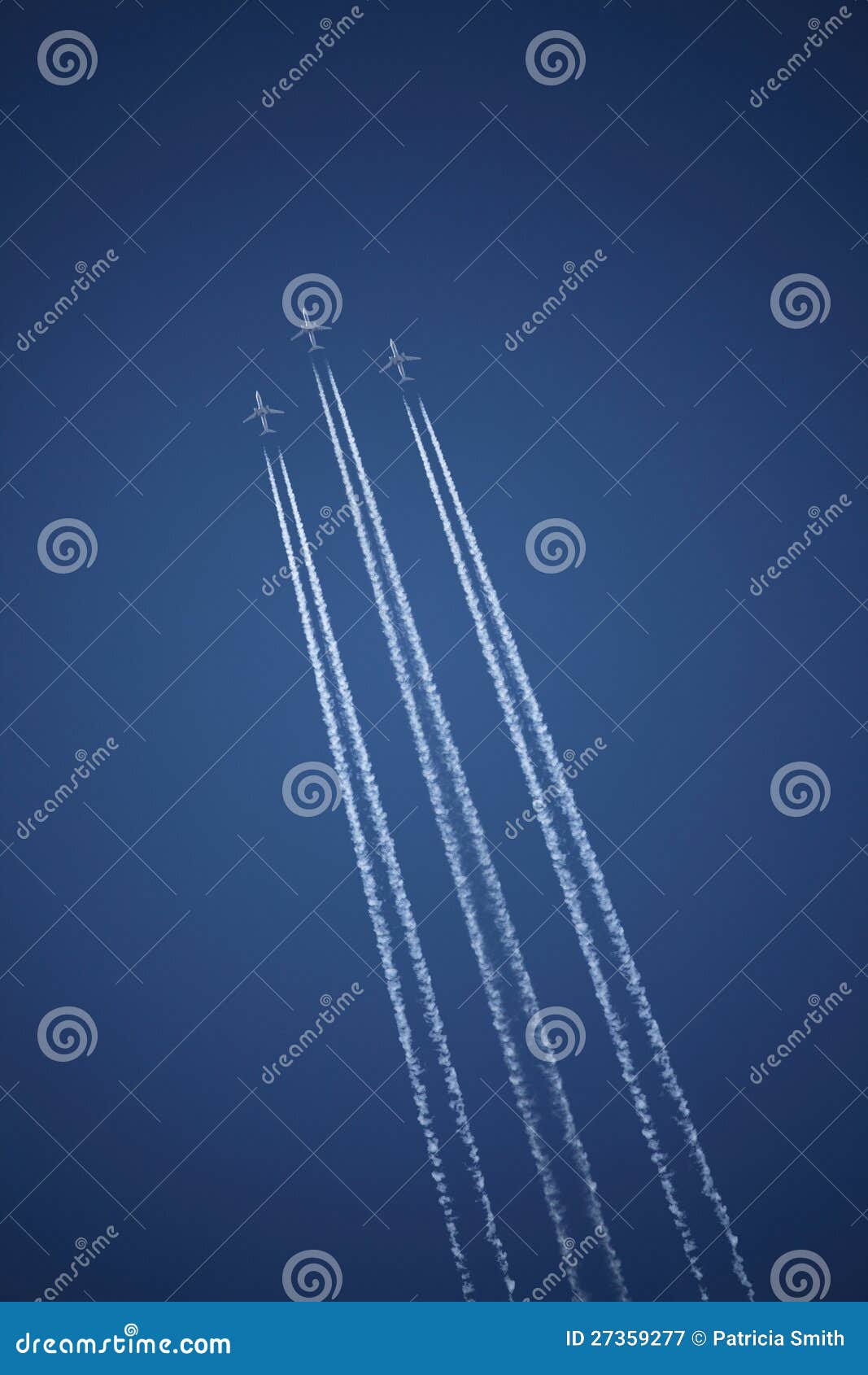 Three Airplanes in Formation Stock Image - Image of flying, high: 27359277