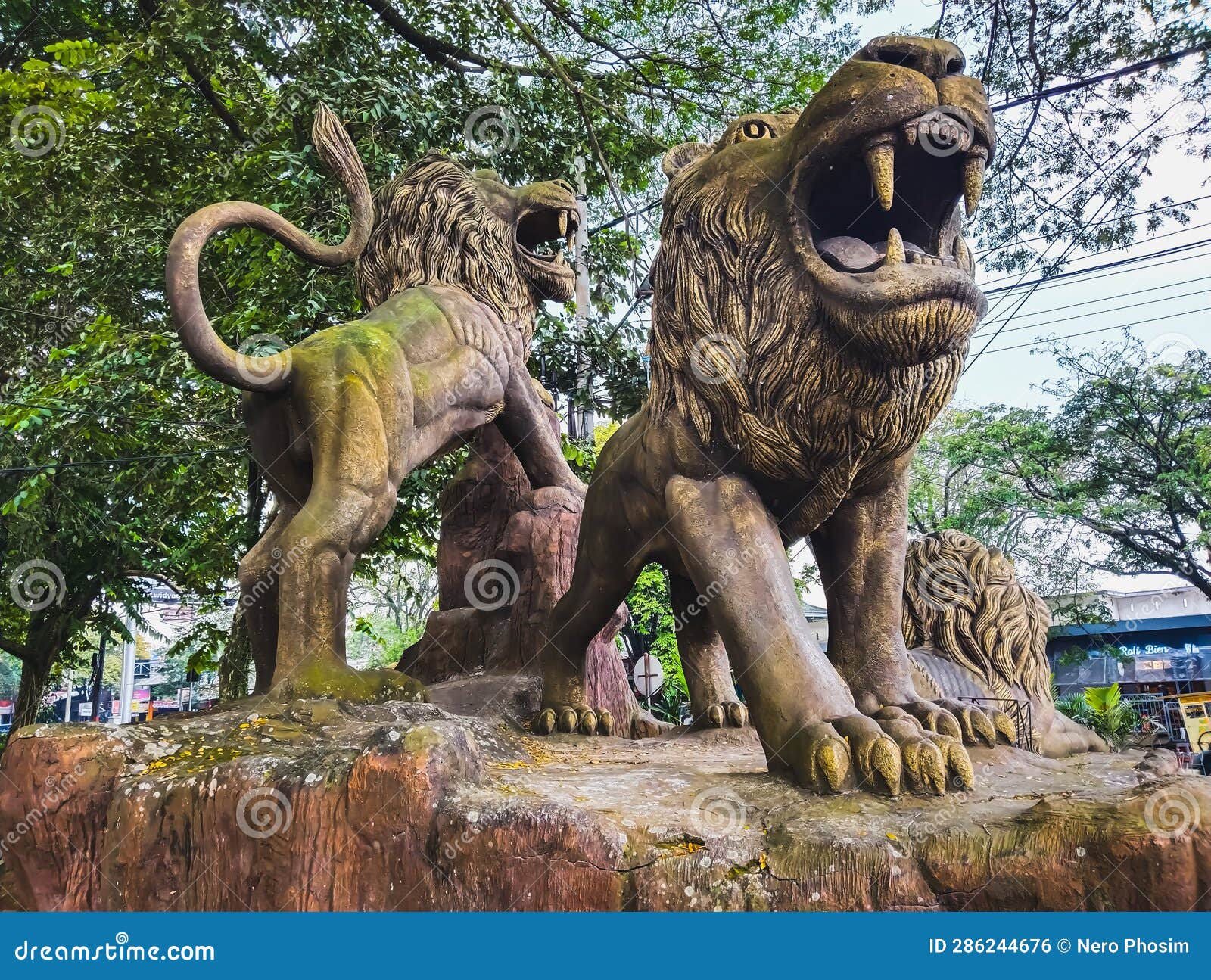 THREE GOLDEN LION STATUE editorial photo. Image of garden - 286244676