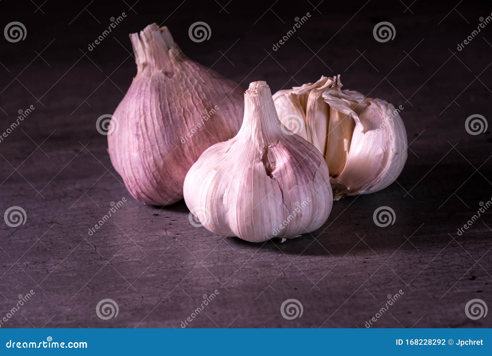 Three Large Heads of Pink Garlic on a Kitchen Worktop 库存照片 - 图片 包括有 背包 ...