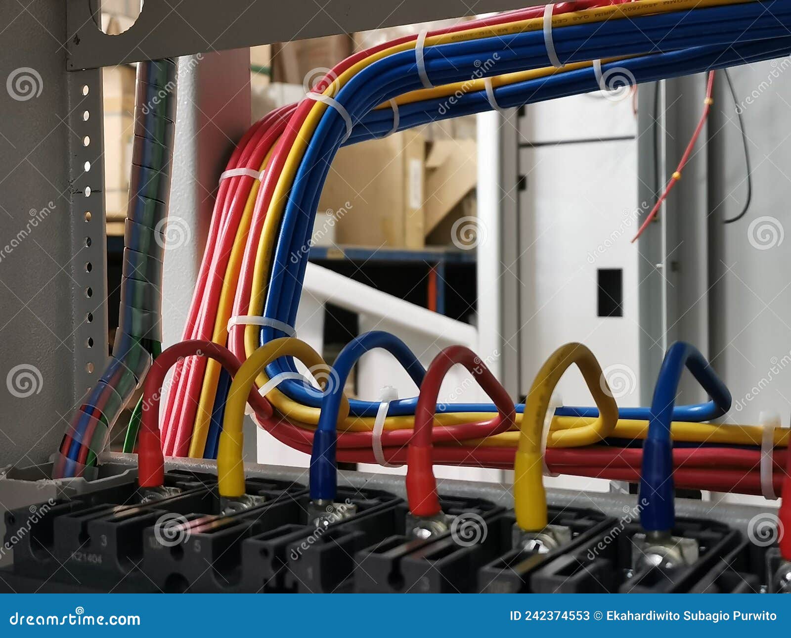 Three Phase Single Core Cables Connection in Low Voltage Switchboard ...