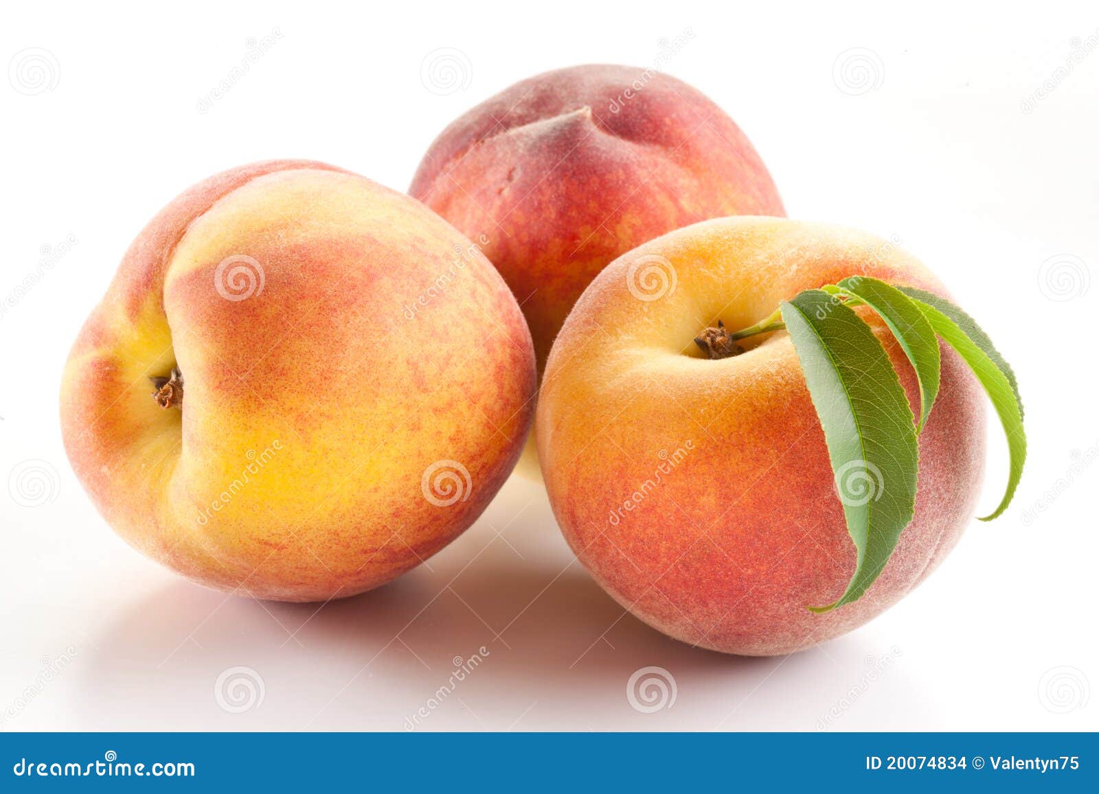 Three Ripe Peach with Leaves Stock Photo - Image of eating, green: 20074834
