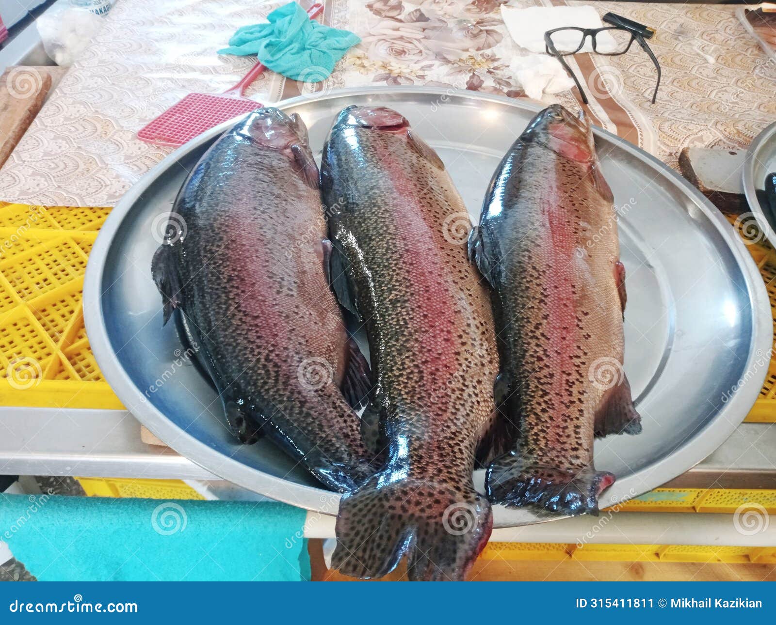 Three Salmon Fish Lie on a Tray Stock Image - Image of chips, icon ...